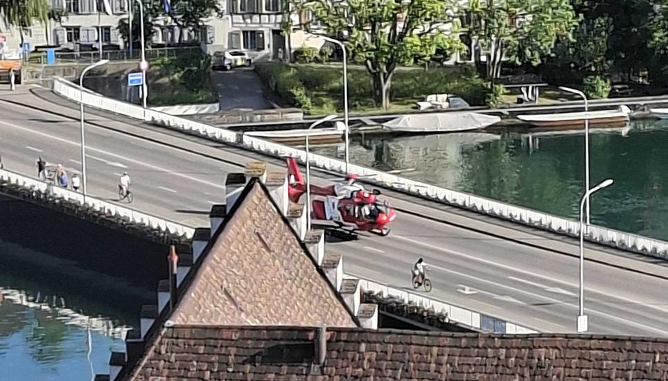Rega-Helikopter auf Feuerthaler Brücke gelandet