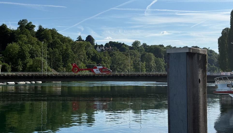 Rega-Helikopter auf Feuerthaler Brücke gelandet