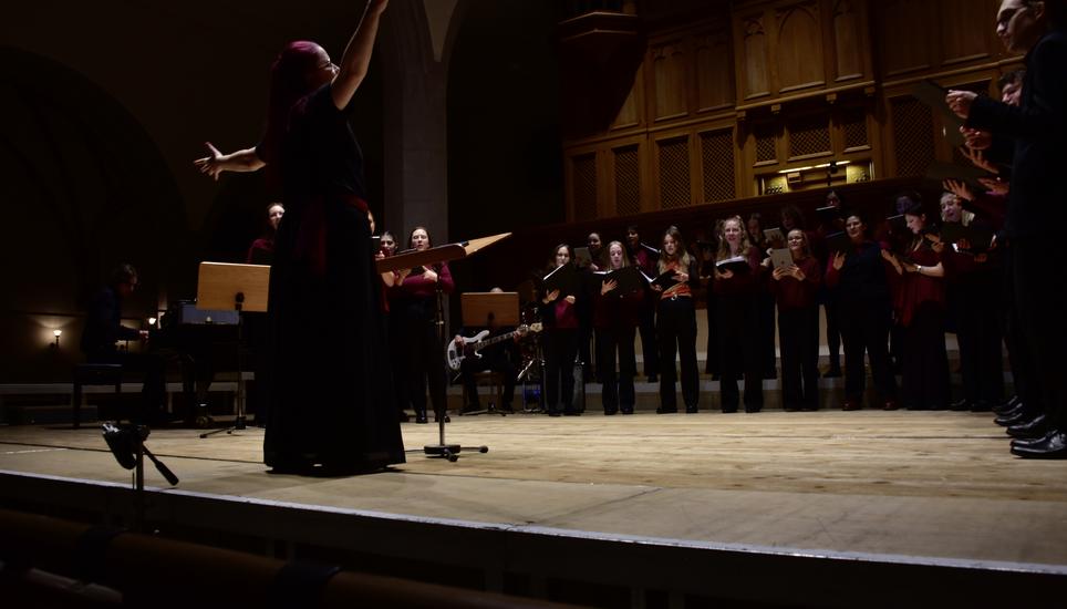 Jugendlicher, strahlender Chor «Chorisma» füllt die Kirche St. Johann