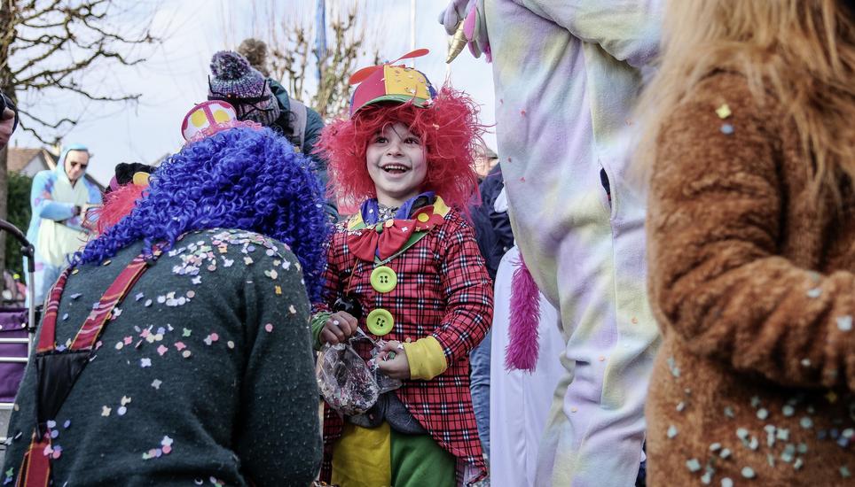 Konfettischlacht am Kinderumzug der Steiner Fasnacht
