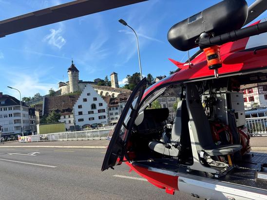 Rega-Helikopter auf Feuerthaler Brücke gelandet